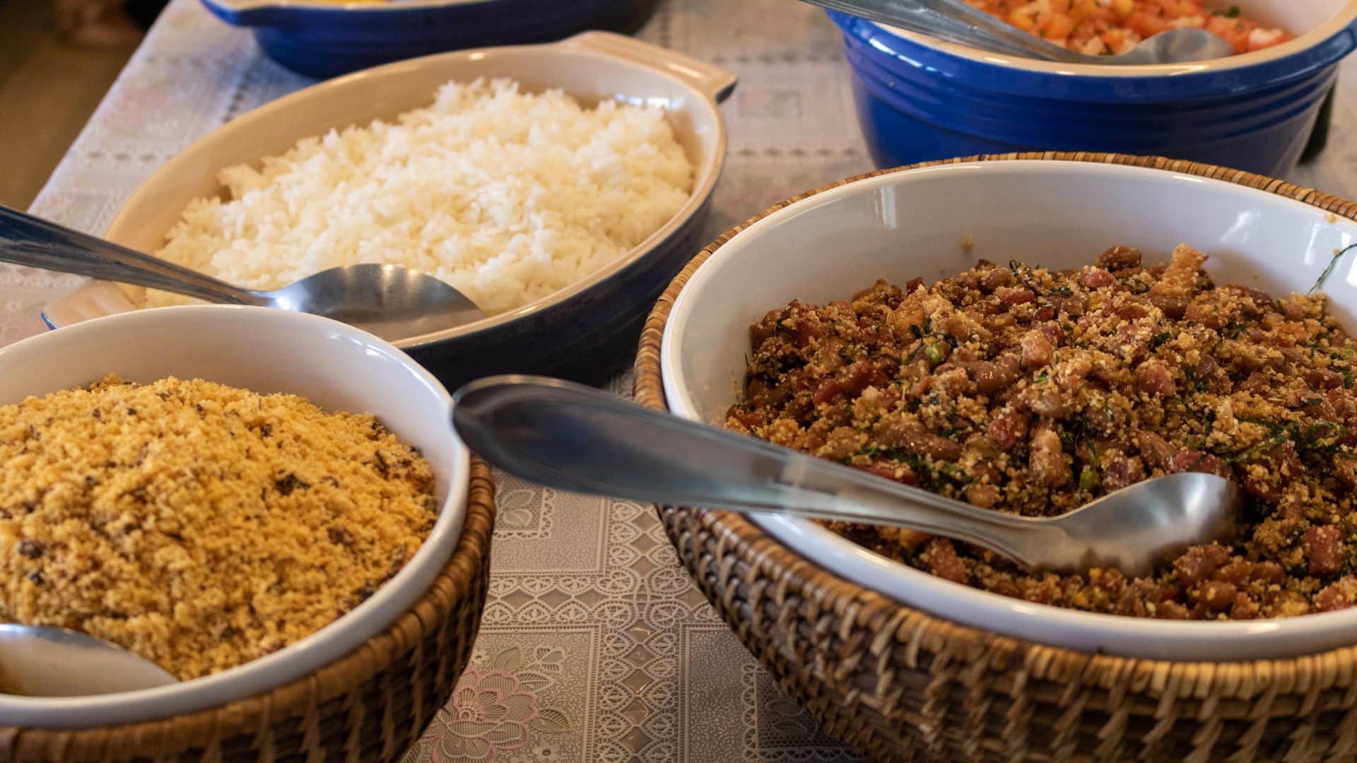 Como fazer virado de feijão com bacon e ovos